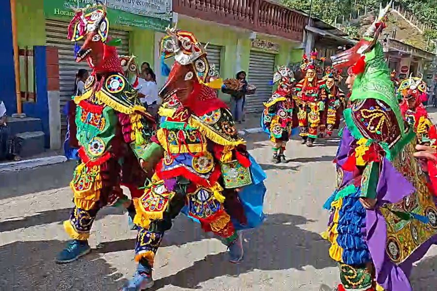 Candidatas a Rab’in Nauq’ participan en caminata cultural por feria ...